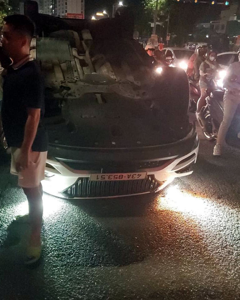 Ảnh TNGT: Hyundai Tucson BKS 43A 85351 lật ngửa dưới chân cầu Rồng